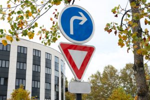 Panneaux d'intersection et règles de priorité applicables